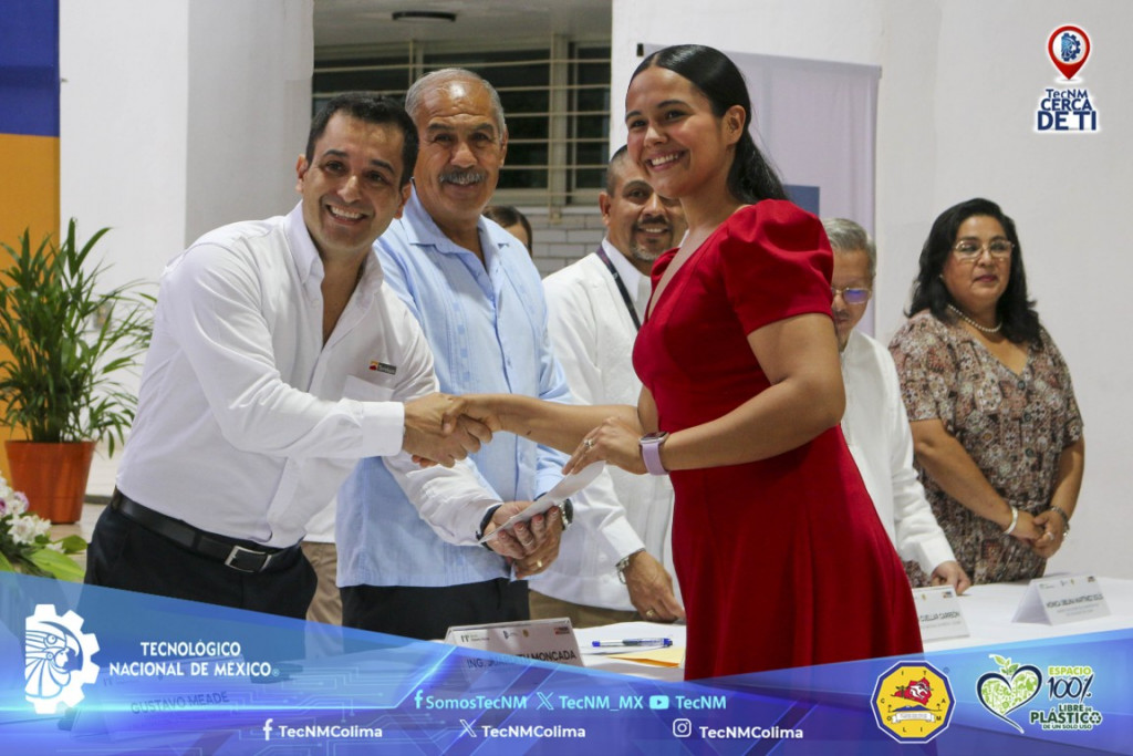 Además, la plaza cultural del TecNM-Colima se engalanó con la calidez de familiares y amistades ...